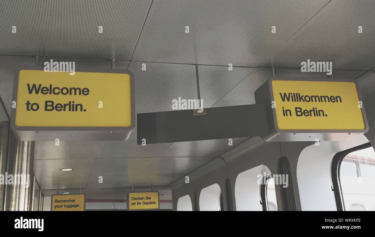 Welcome sign airport hi-res stock photography and images - Alamy