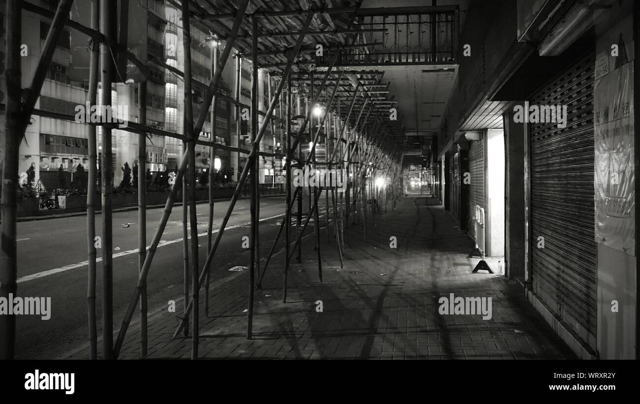 Store closed at night hi-res stock photography and images - Alamy