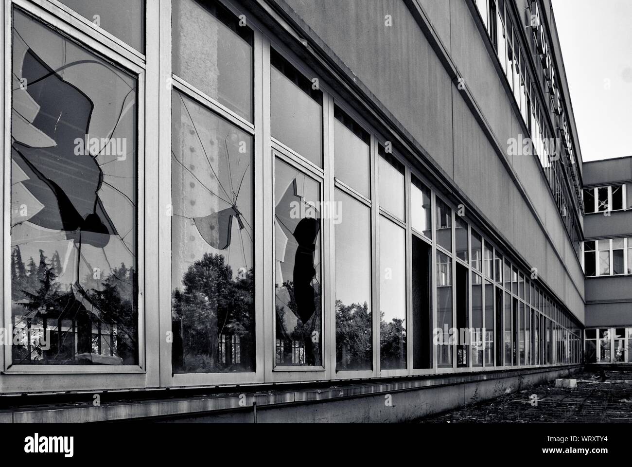 Broken windows old factory hi-res stock photography and images - Alamy