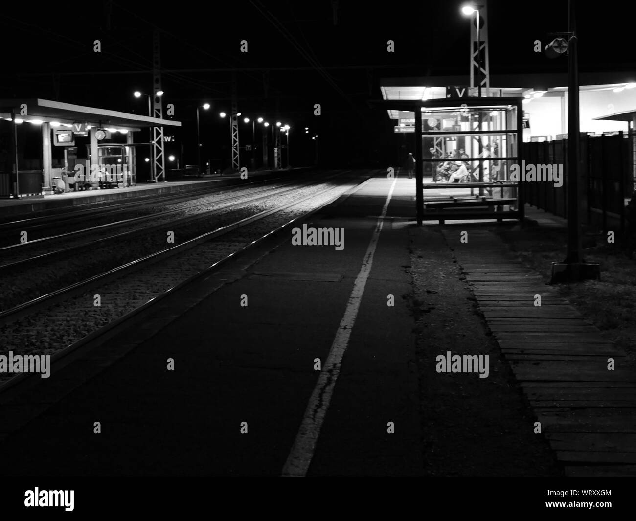 Station platform at night hi-res stock photography and images - Alamy