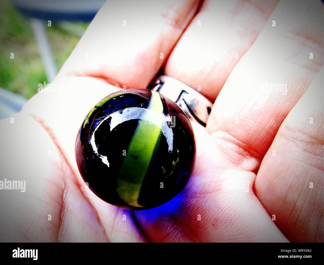 Hand holding marble hi-res stock photography and images - Alamy