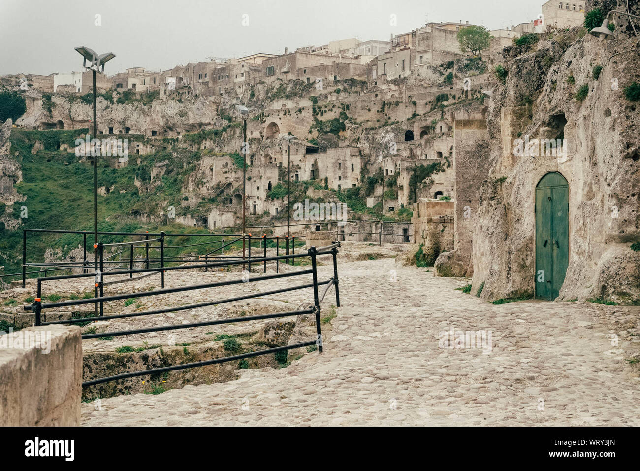 Houses built into rock hi-res stock photography and images - Alamy