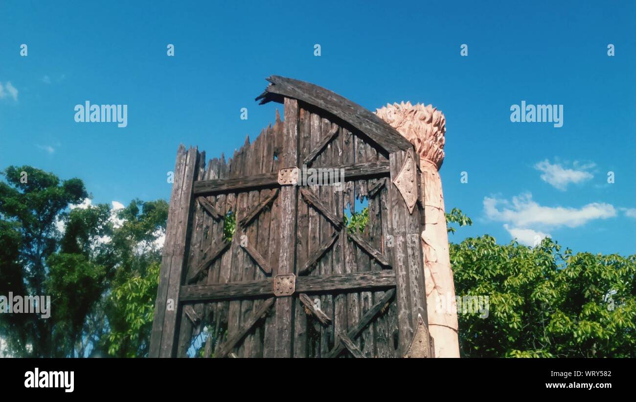 Broken gate hi-res stock photography and images - Alamy