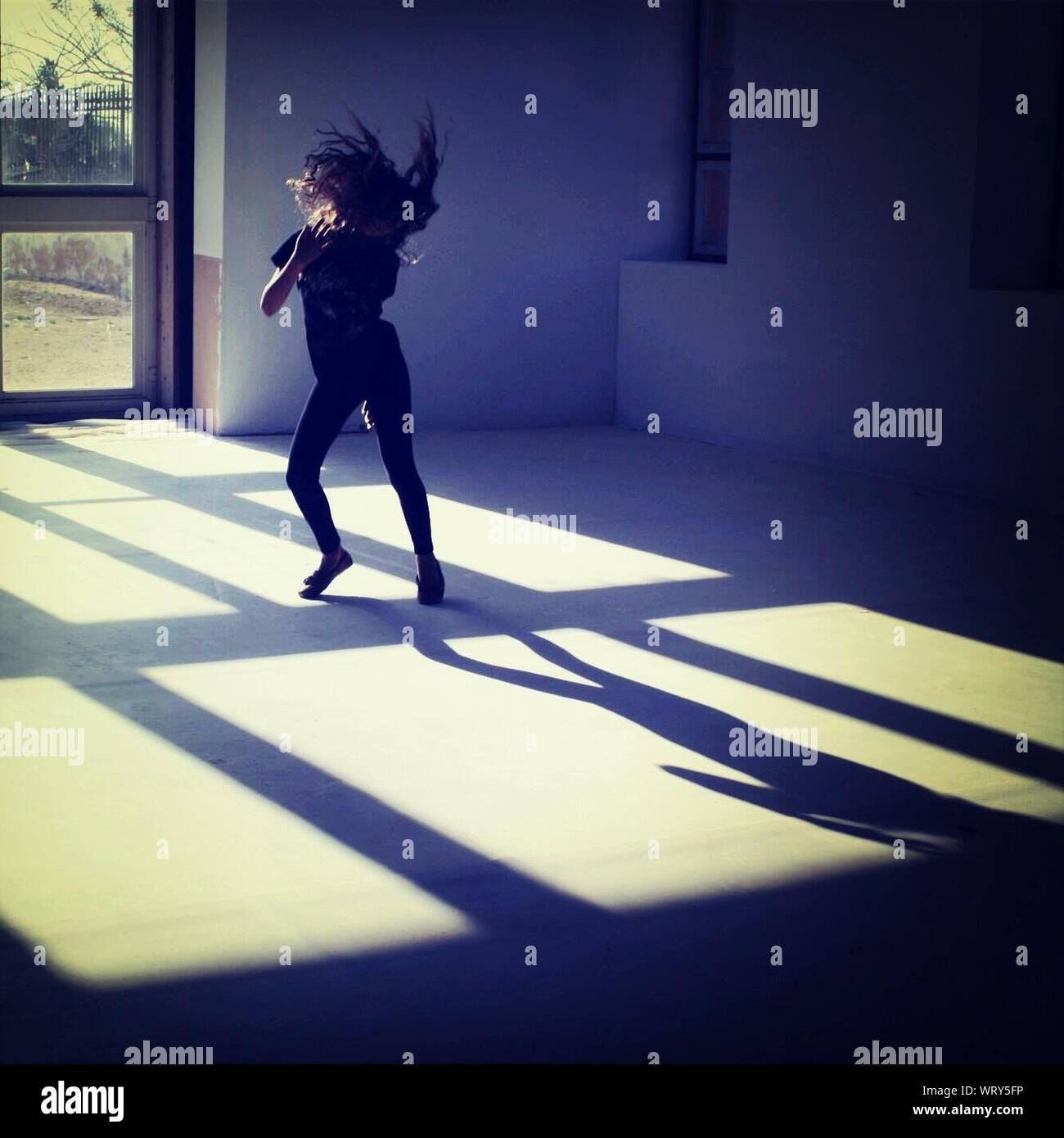 Woman empty room hi-res stock photography and images - Alamy