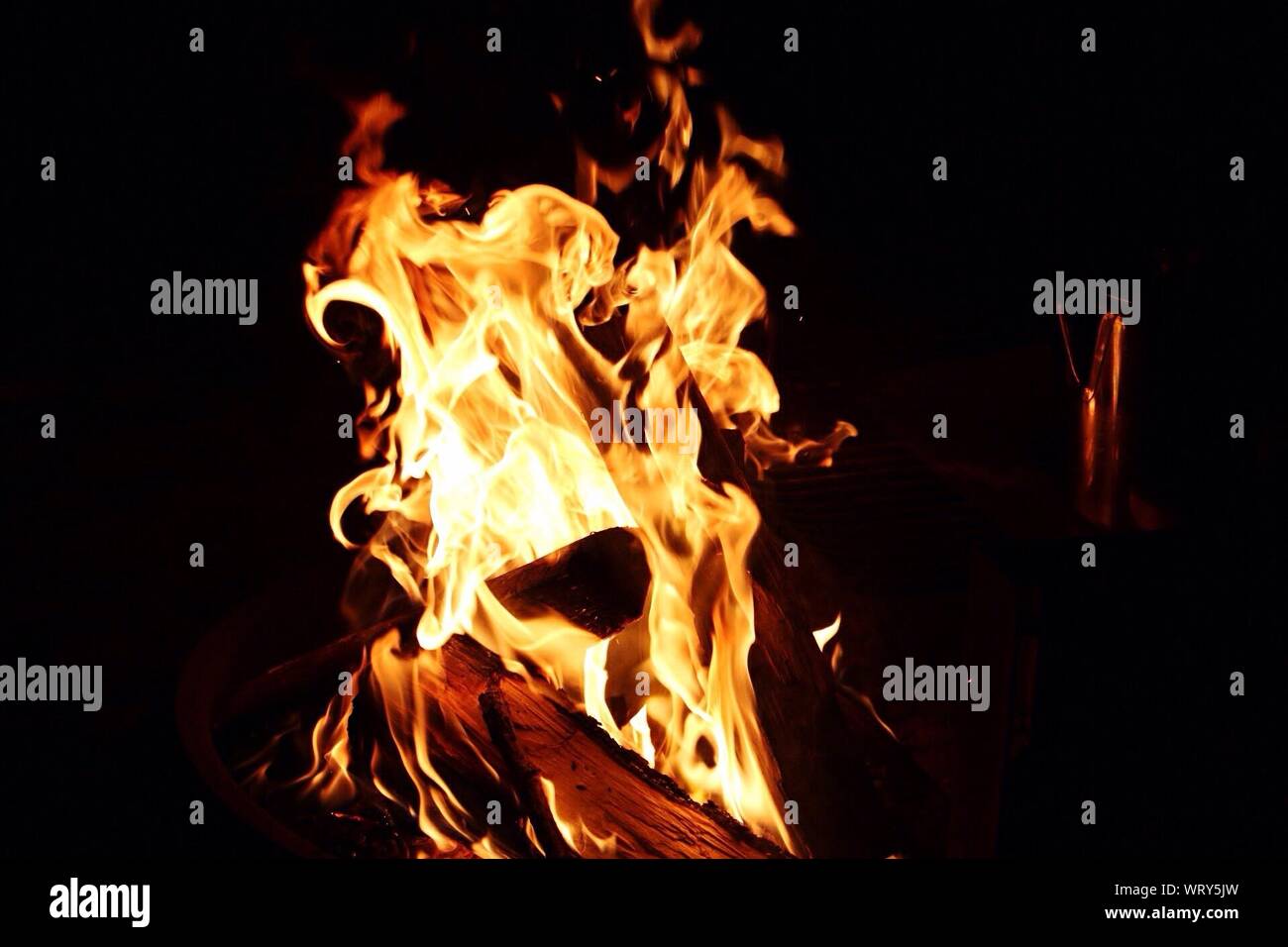Log fire hi-res stock photography and images - Alamy