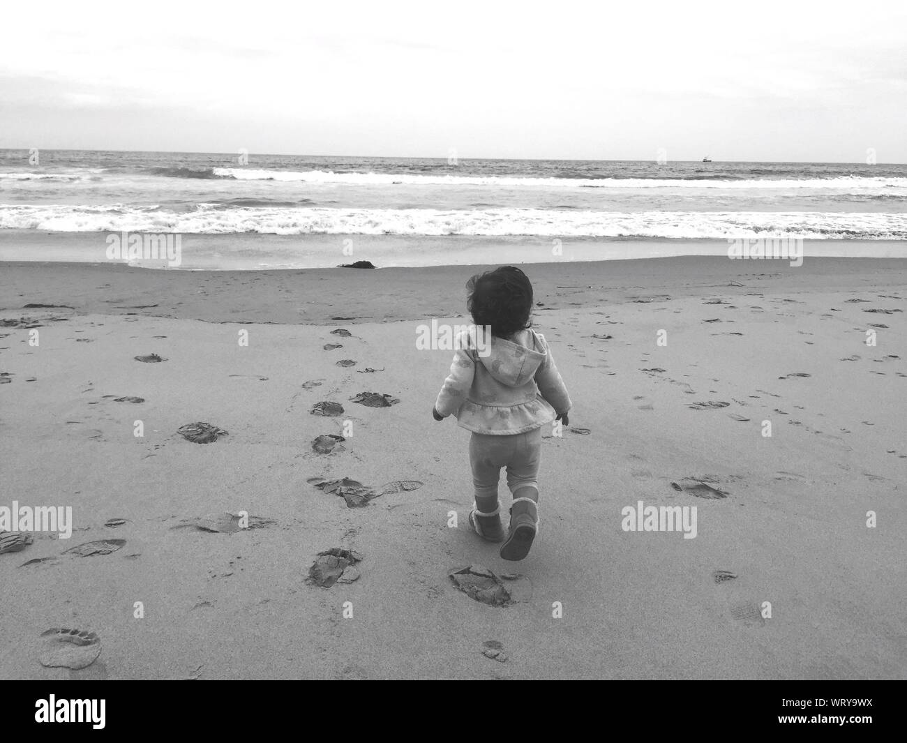 Baby running in the beach hi-res stock photography and images - Alamy