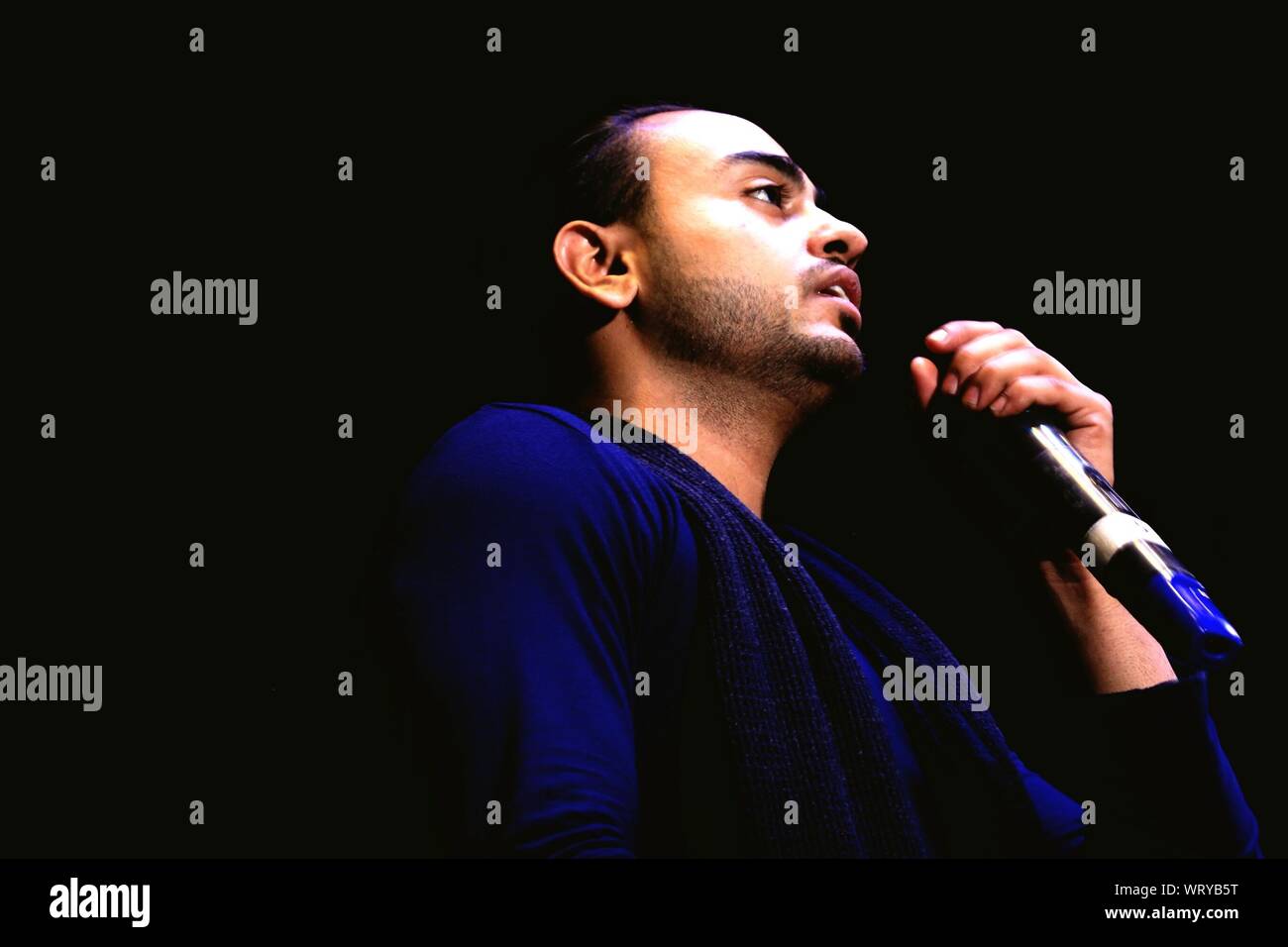 Young black singer hi-res stock photography and images - Alamy