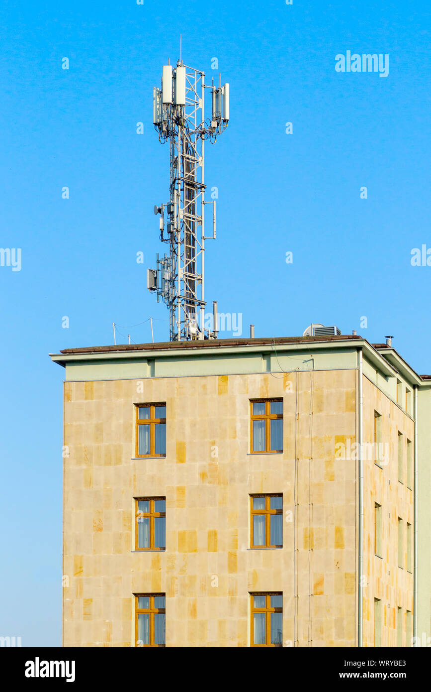 Communication antennas on the roof of a multi-storey building Stock ...