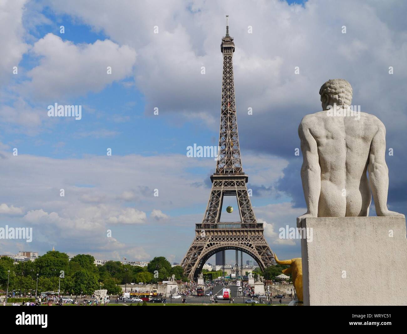 Statue eiffel tower hi-res stock photography and images - Alamy
