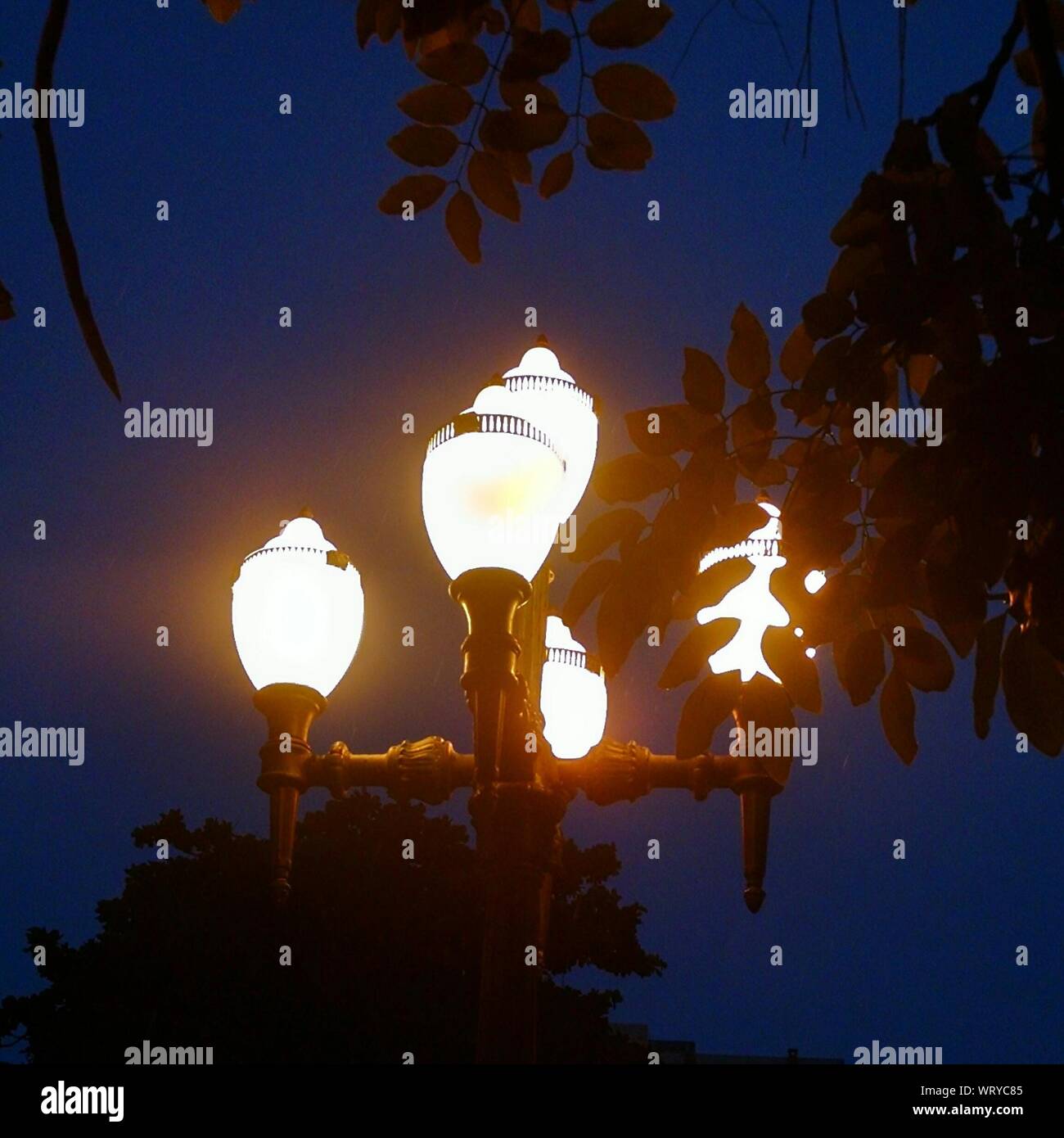 Lamp post night hi-res stock photography and images - Alamy