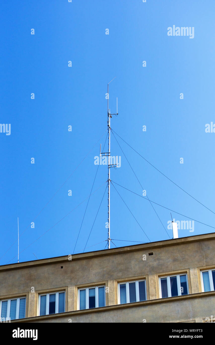 Communication antennas on the roof of a multi-storey building Stock ...