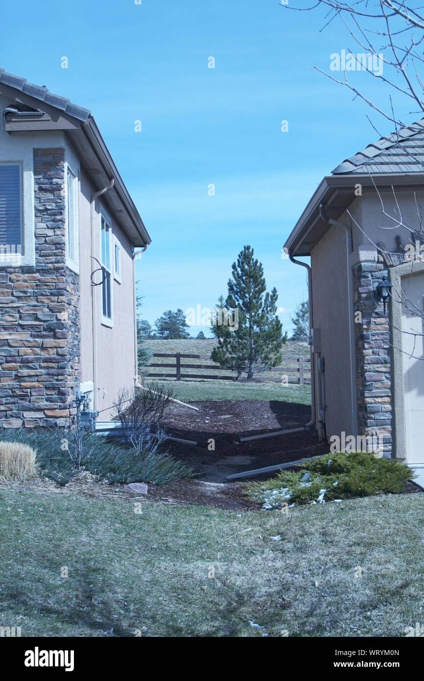 Gap between houses hi-res stock photography and images - Alamy