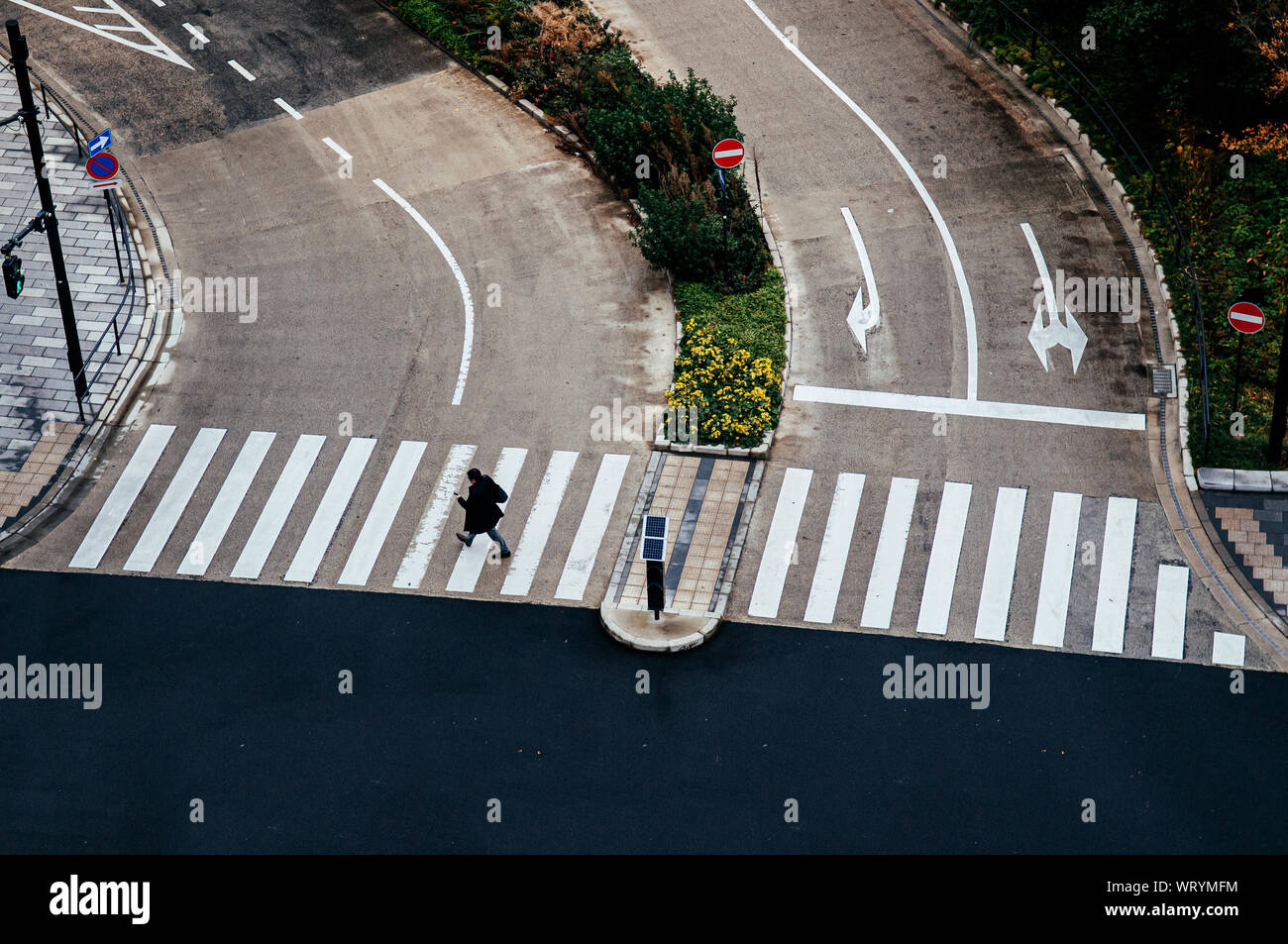 Shinjuku tokyo street crosswalk hi-res stock photography and images - Alamy