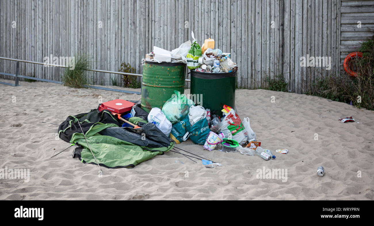 Rubbish on the beach hi-res stock photography and images - Alamy