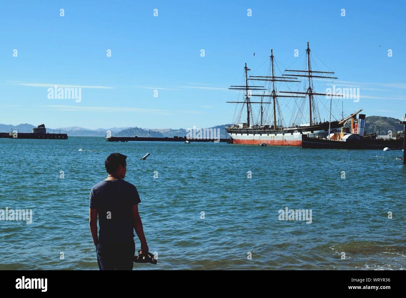 Man on sailing ship hi-res stock photography and images - Alamy