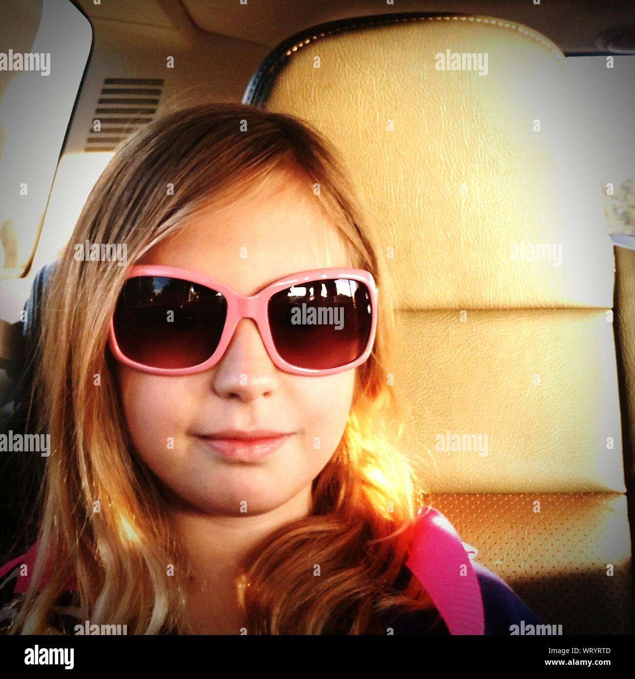 Girl wearing adult sunglasses hi-res stock photography and images - Alamy