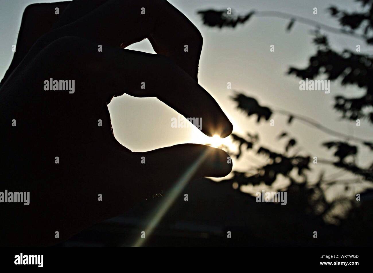 People perspective optical illusion hi-res stock photography and images ...