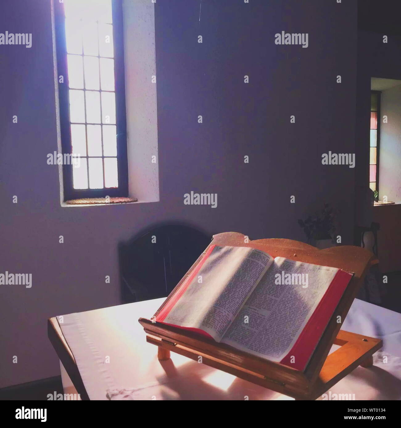 Open bible table hi-res stock photography and images - Alamy