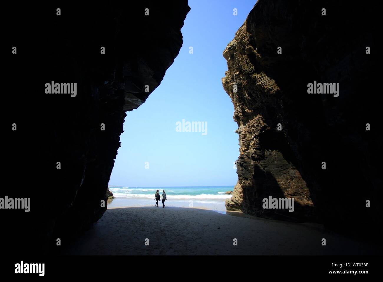 Narrow gap water wave hi-res stock photography and images - Alamy