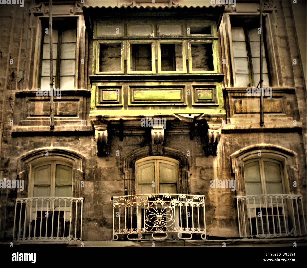 Traditional Maltese town houses in old Valletta Stock Photo - Alamy