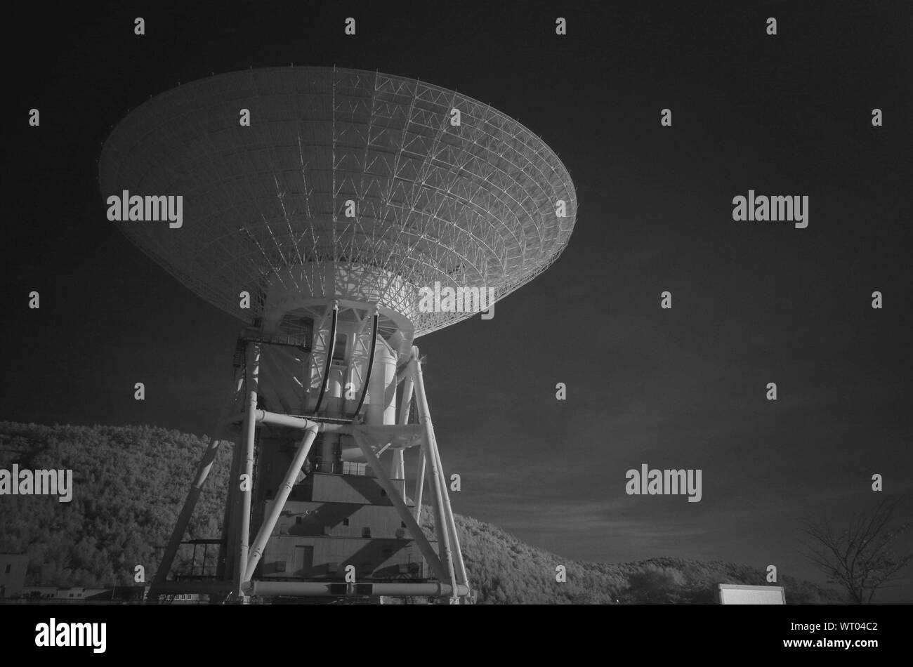 Metal satellite dish Black and White Stock Photos & Images - Alamy