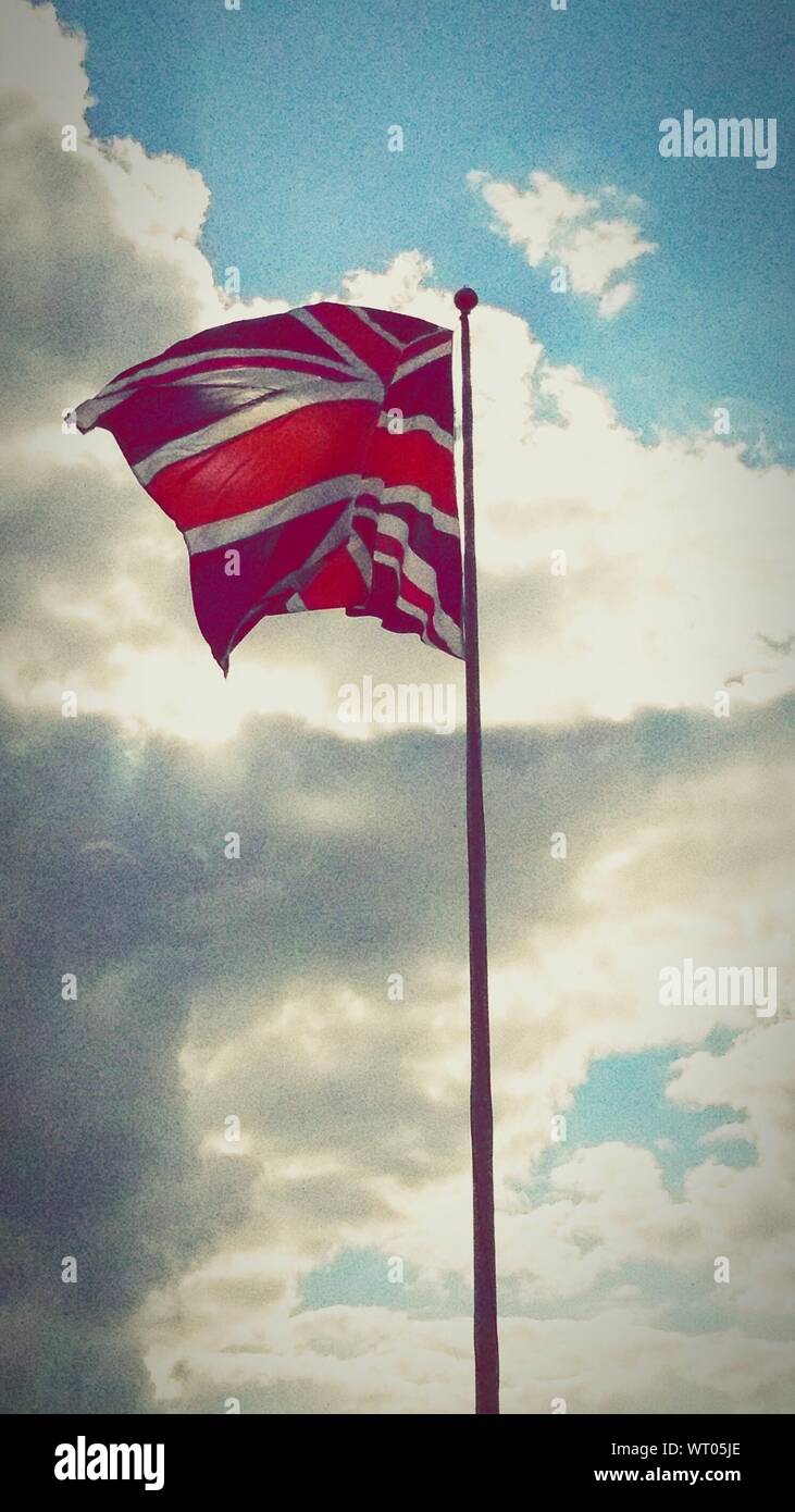 Union jack flag waving hi-res stock photography and images - Alamy