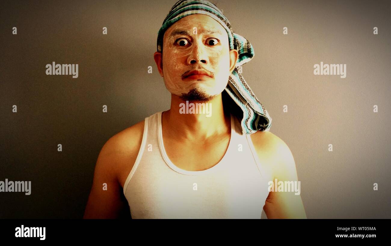 Man threatening man hi-res stock photography and images - Alamy