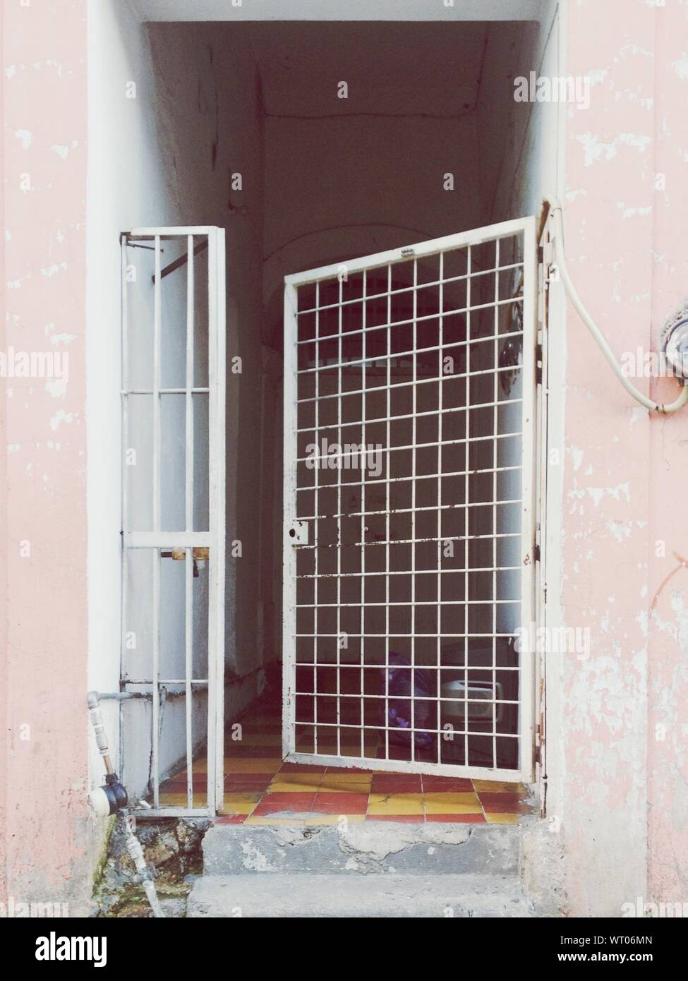 Open door house entrance hi-res stock photography and images - Alamy