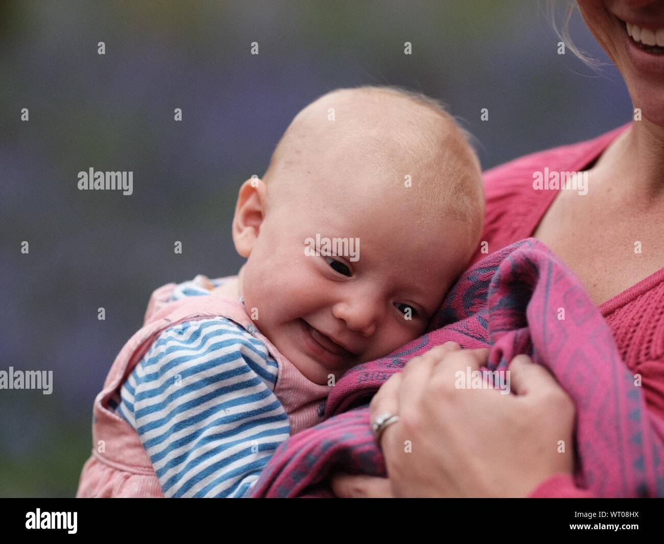 Smiling mother carrying baby girl hi-res stock photography and images ...