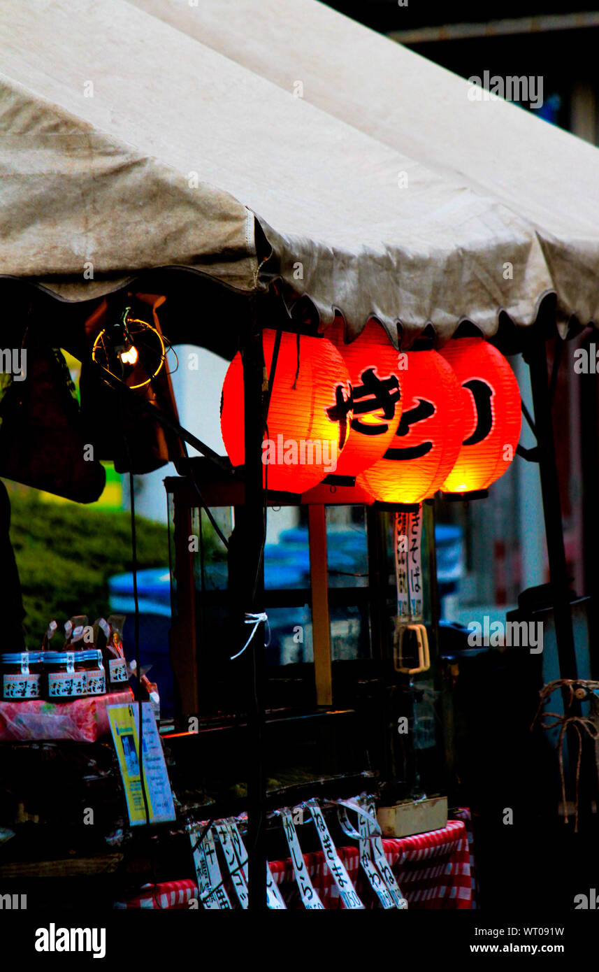Market stall lights hi-res stock photography and images - Alamy