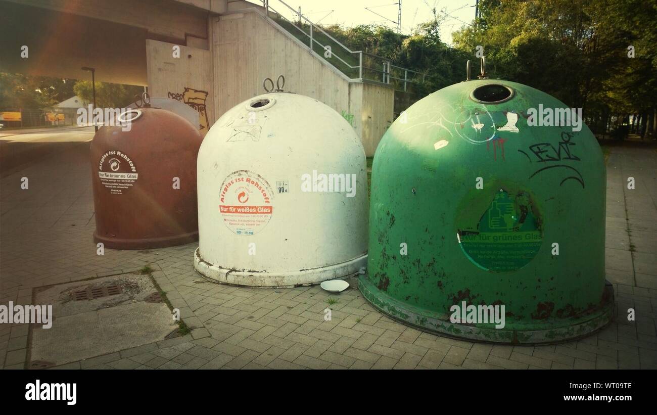 Dustbins hi-res stock photography and images - Alamy