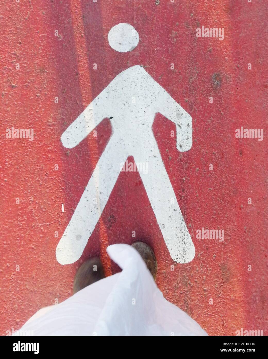 Red man crossing sign hi-res stock photography and images - Alamy