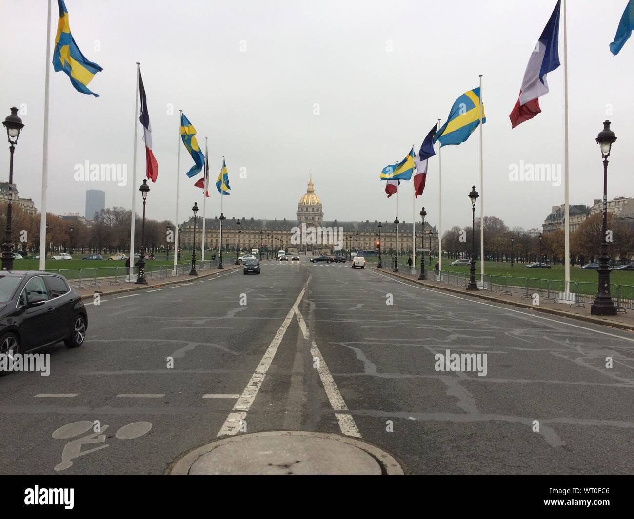 Building lined street hi-res stock photography and images - Alamy
