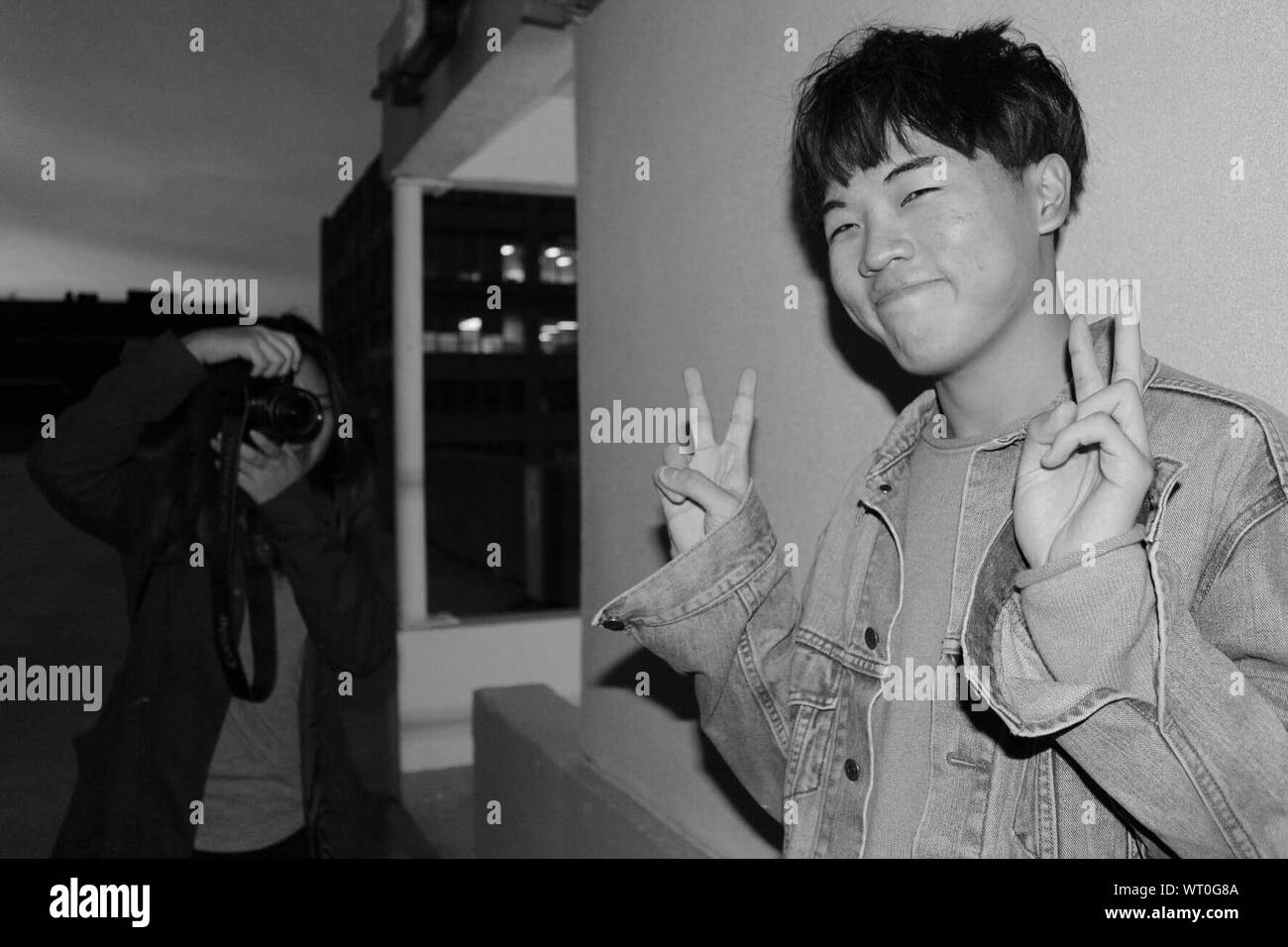 Asian woman gesturing peace sign hi-res stock photography and images ...