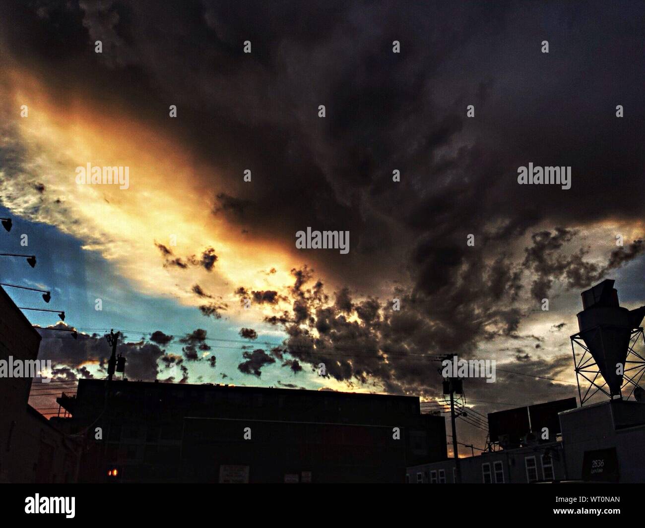Storm above city hi-res stock photography and images - Alamy