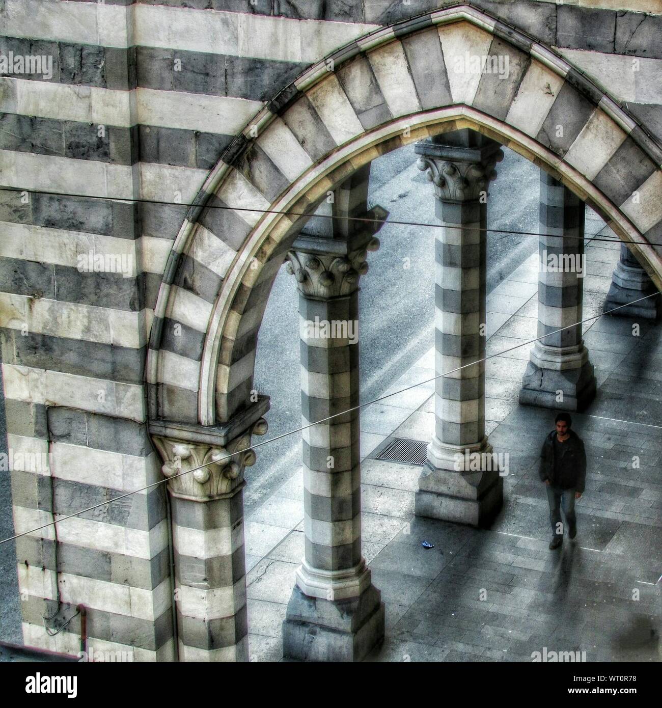 Walking columns hi-res stock photography and images - Alamy