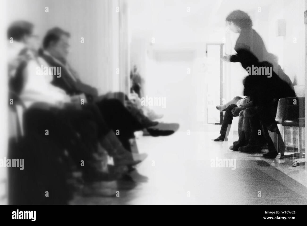 Business people sitting waiting hi-res stock photography and images - Alamy