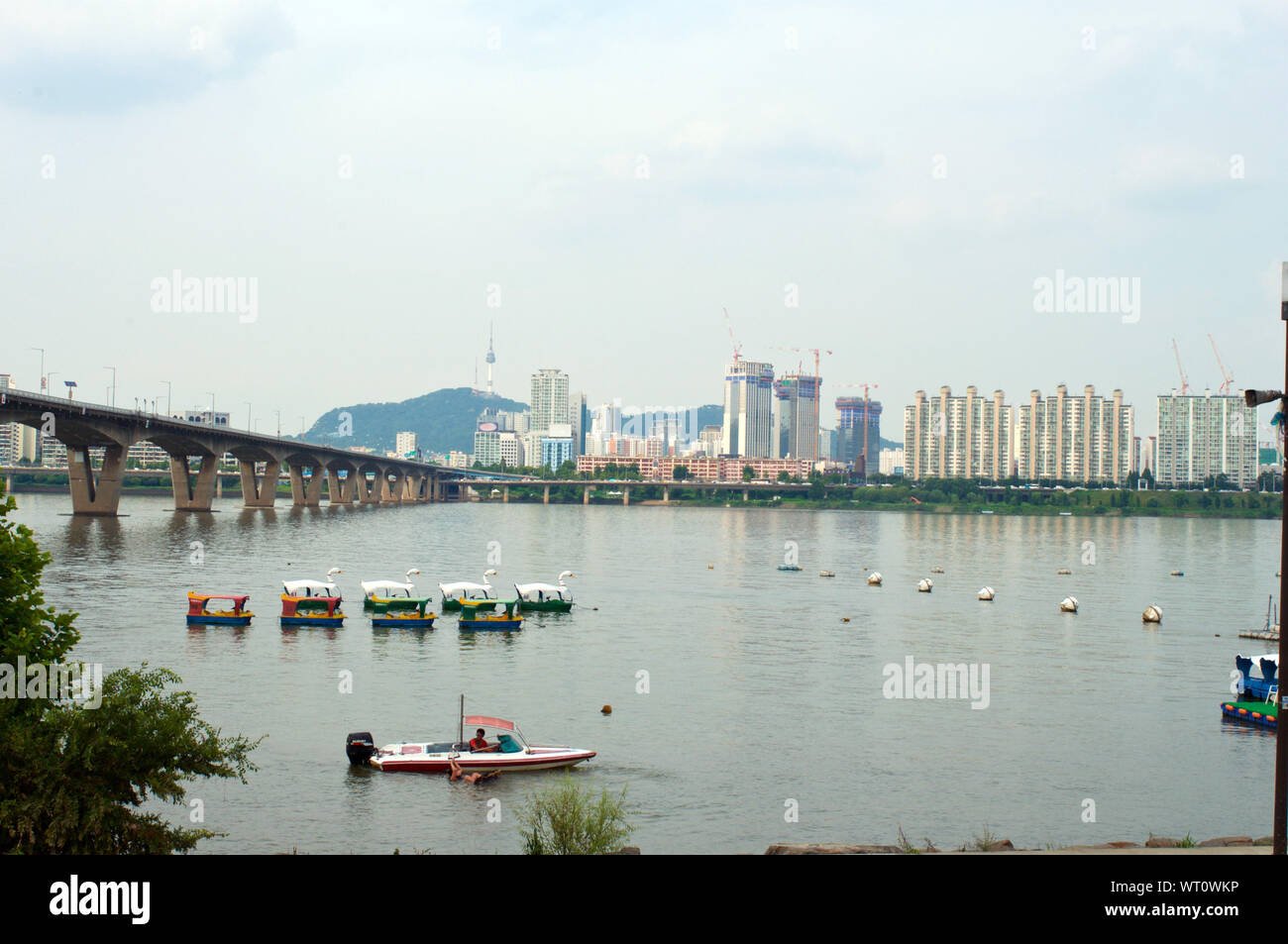 Seoul Hang Gang river in summer with boats Stock Photo - Alamy