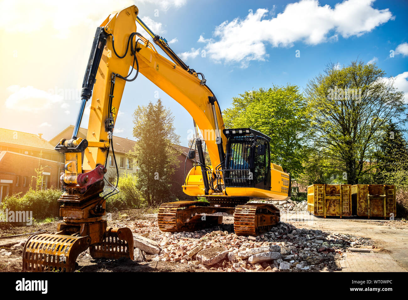 Excavator demolition hi-res stock photography and images - Alamy