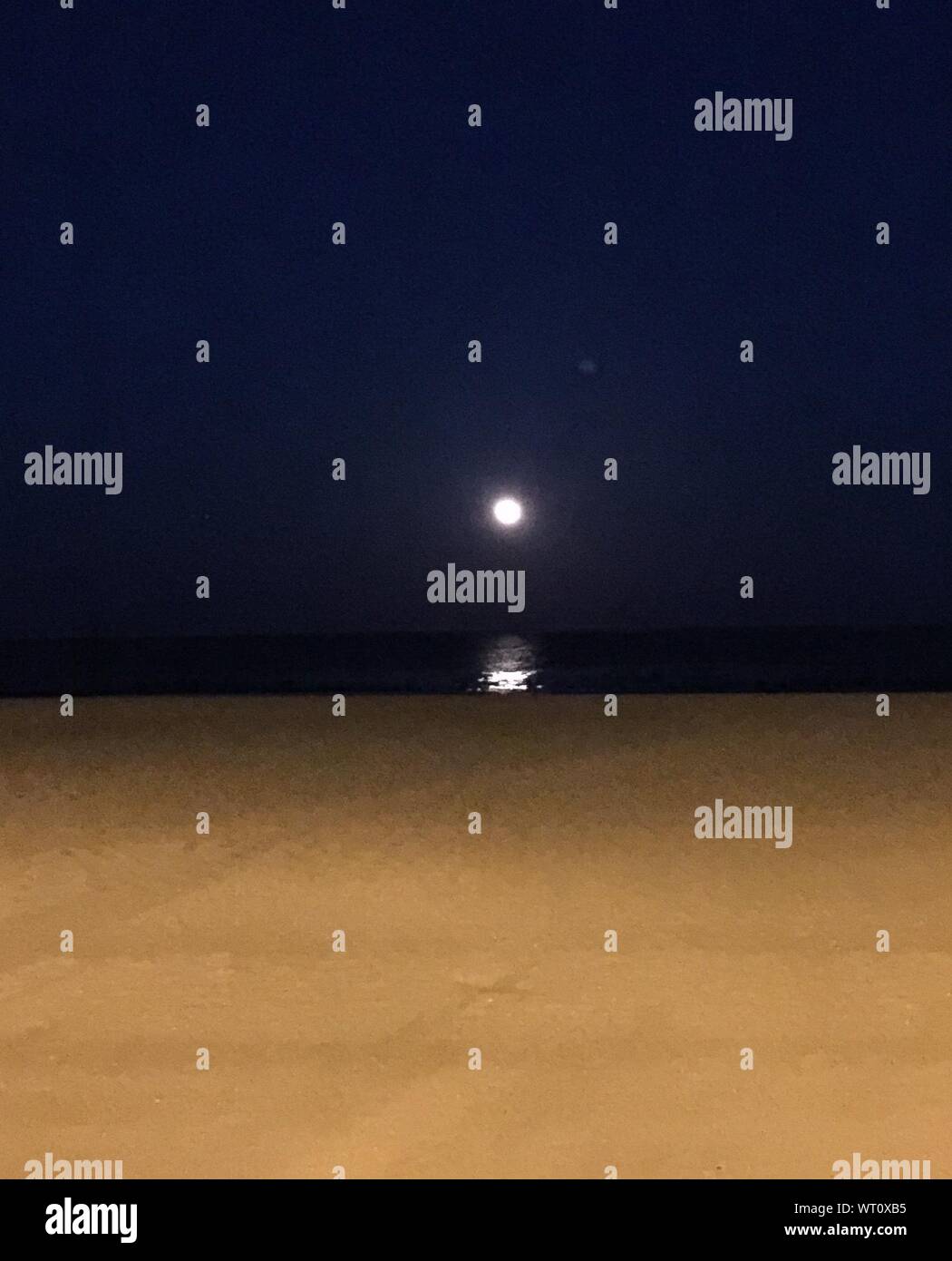 Full moon reflection sea hi-res stock photography and images - Alamy