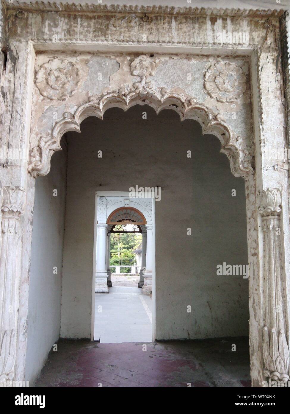 Ornate gate arch hi-res stock photography and images - Alamy