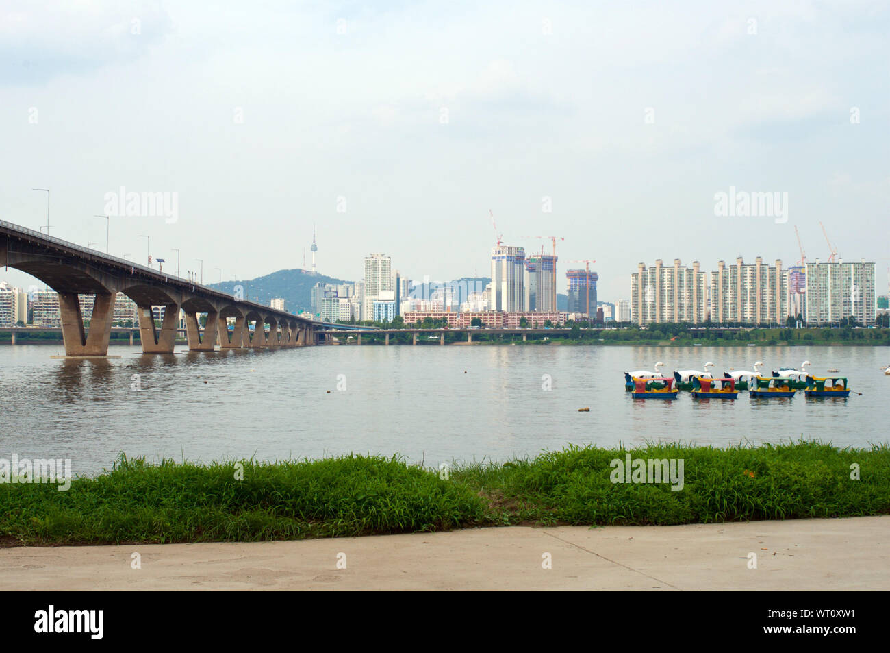 Seoul Hang Gang river in summer with boats Stock Photo - Alamy