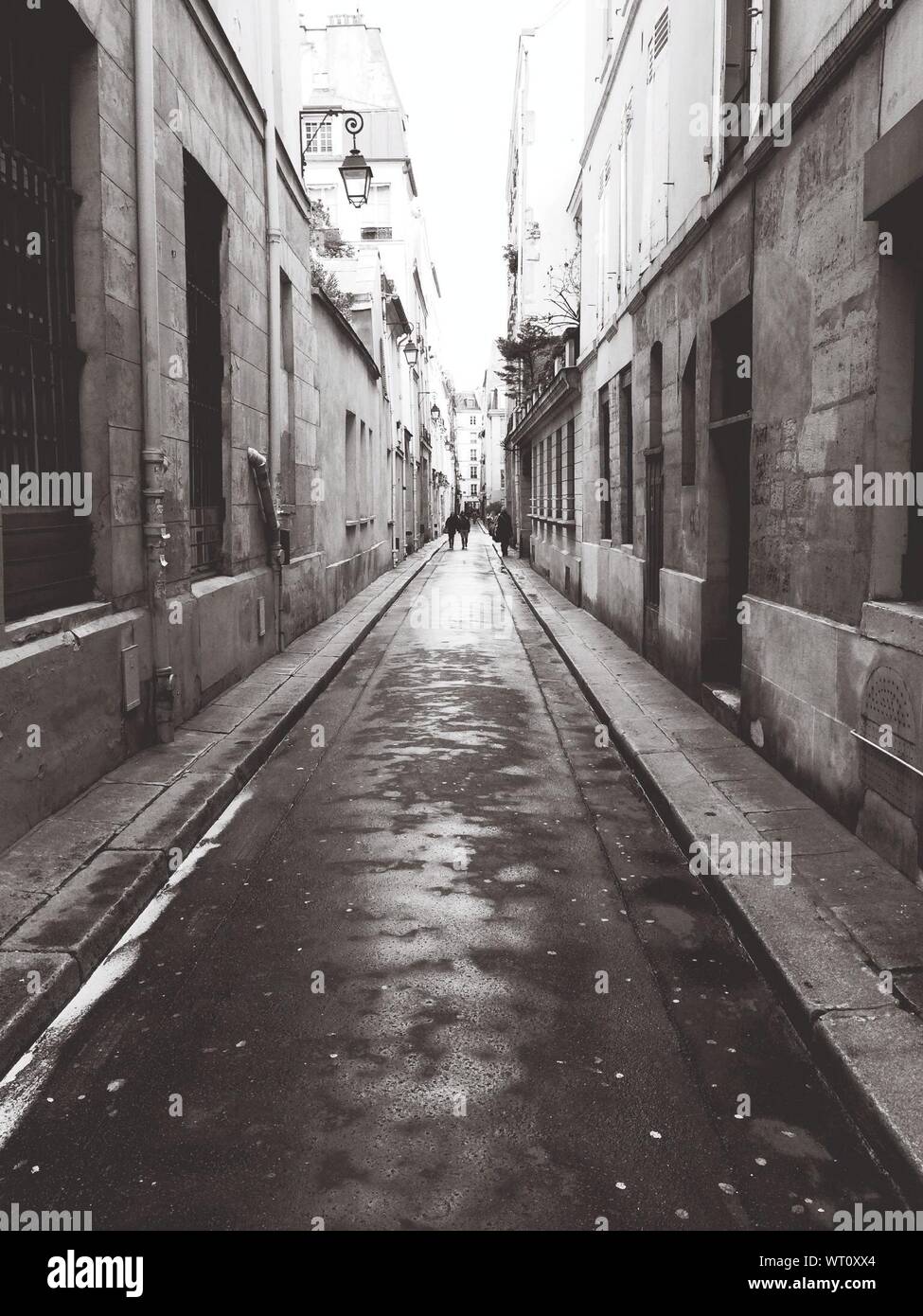 Long narrow street paris hi-res stock photography and images - Alamy