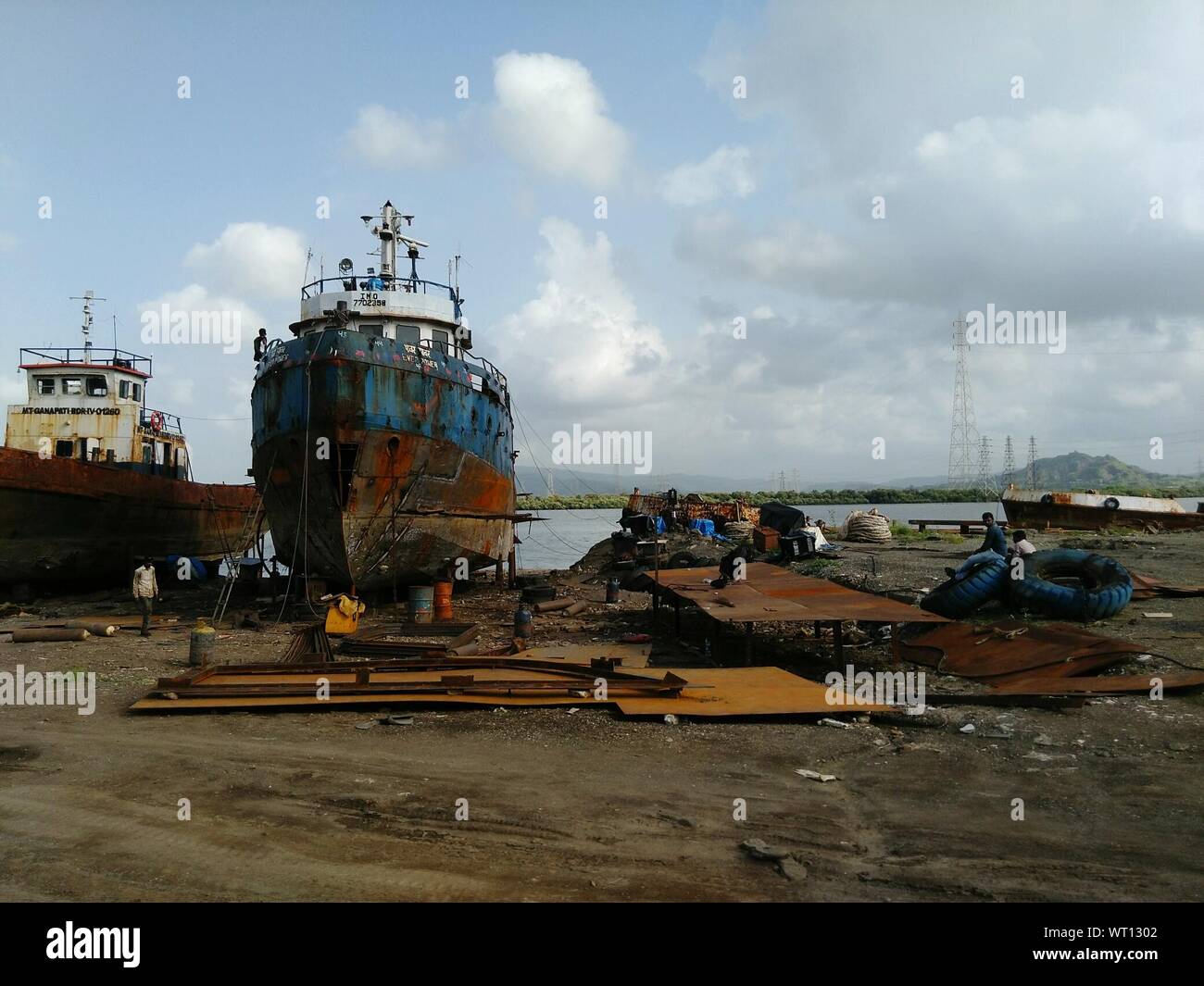 Run down boats hi-res stock photography and images - Alamy