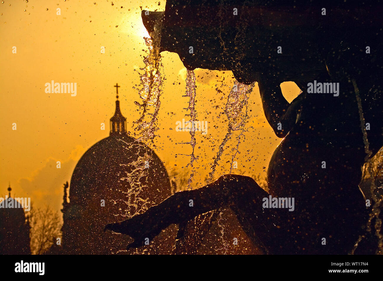 Water fountain sunset hi-res stock photography and images - Alamy