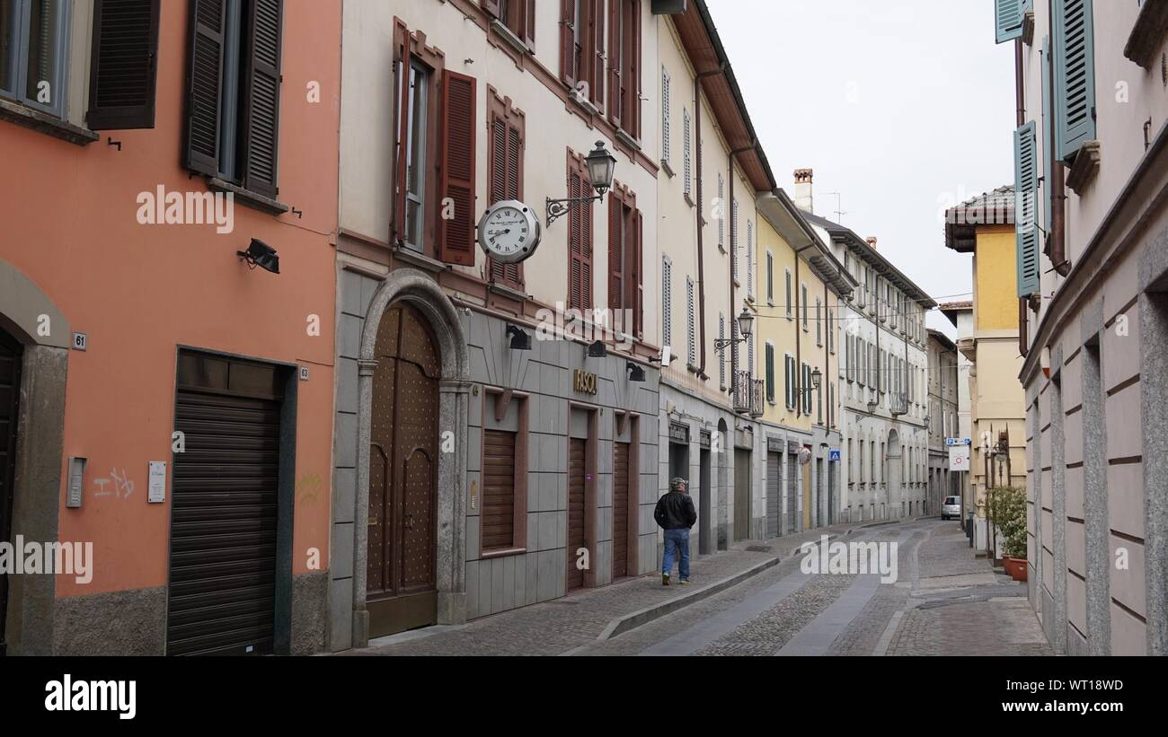 People walking down an alley hi-res stock photography and images - Alamy