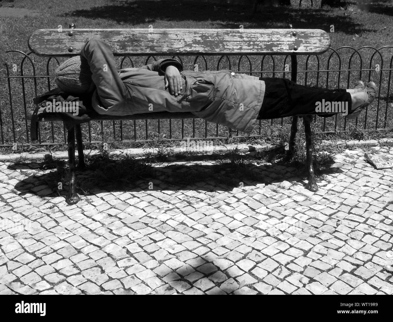 Man sleeping on park bench hi-res stock photography and images - Alamy