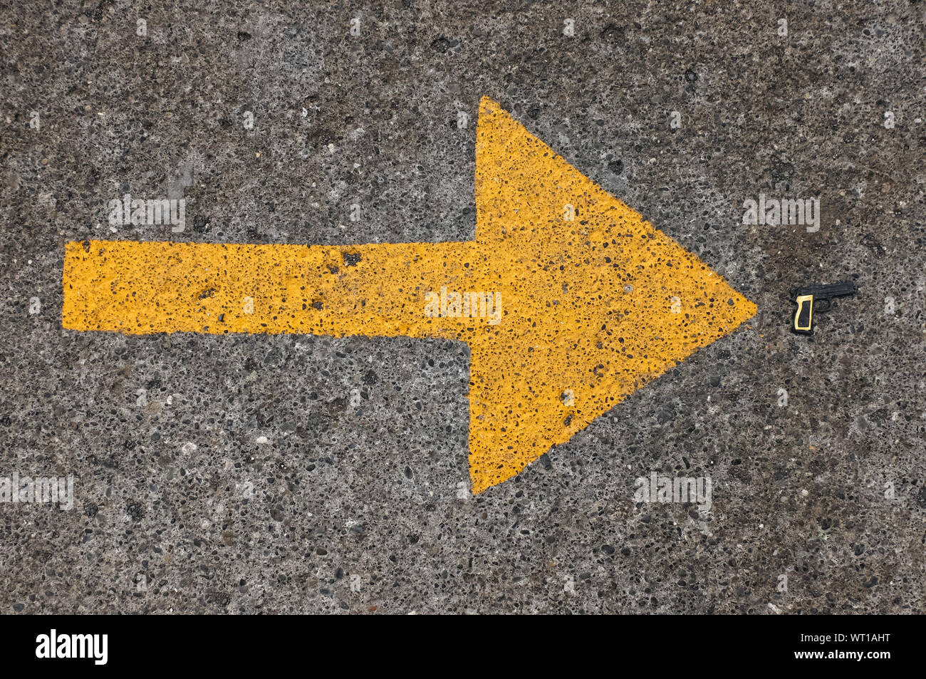 Gun symbol hi-res stock photography and images - Alamy