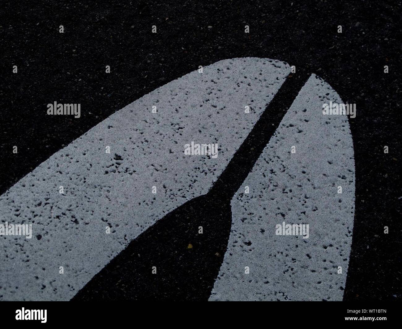 White road markings hi-res stock photography and images - Alamy