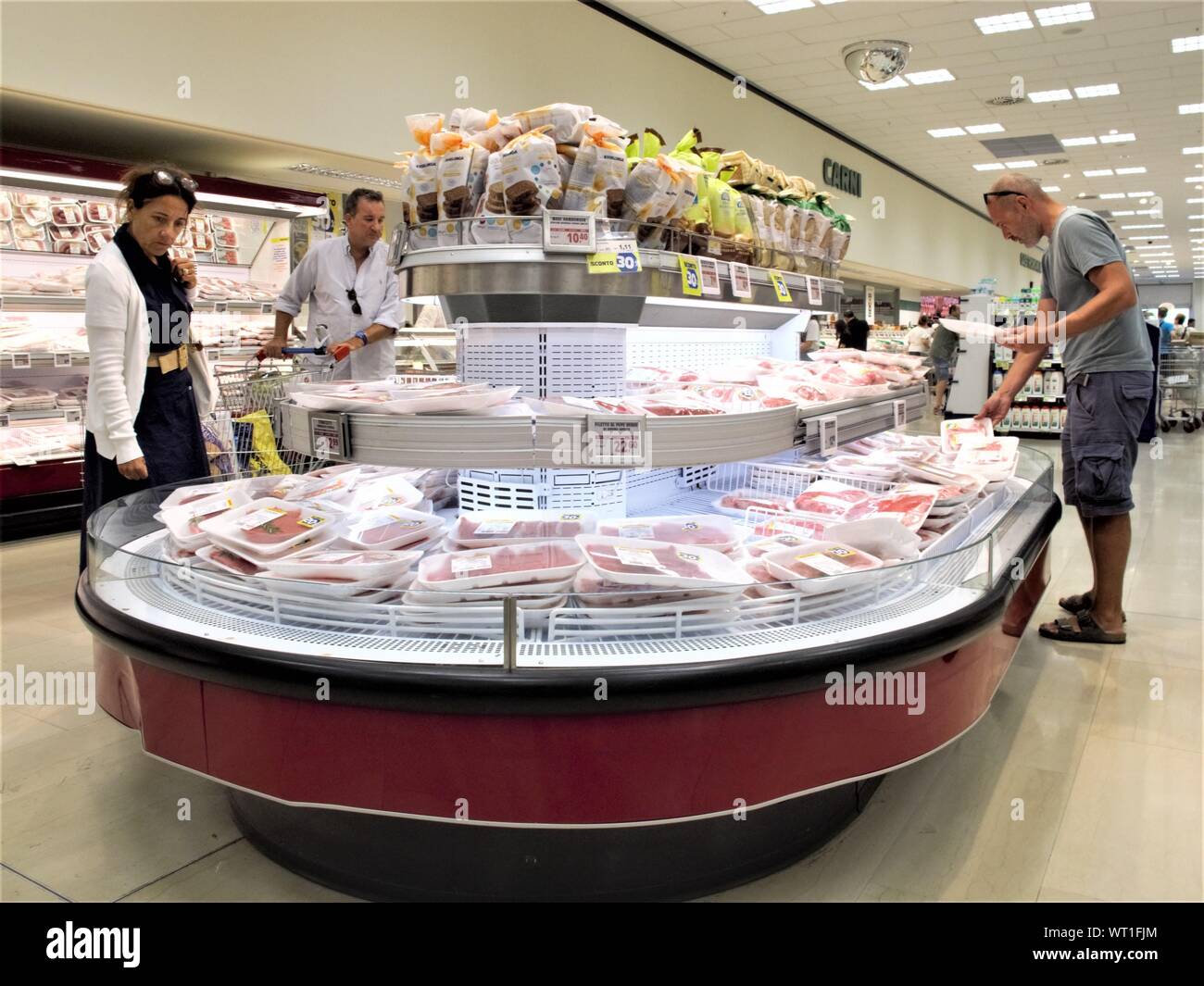 PEOPLE INSIDE A FOOD SUPERMARKET Stock Photo - Alamy
